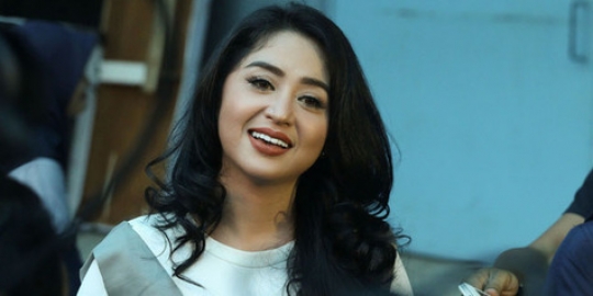 Nikita Mirzani dan Dewi Persik Percantik â€˜Miss Vâ€™ dengan Operasi