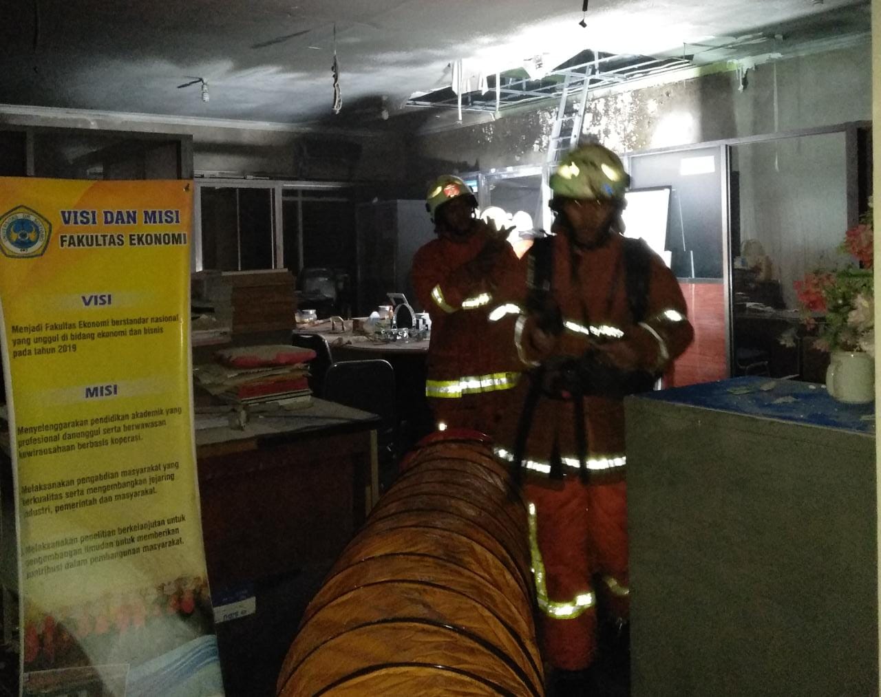 Gedung Struktural Kaprodi Fakultas Ekonomi Unitomo Terbakar