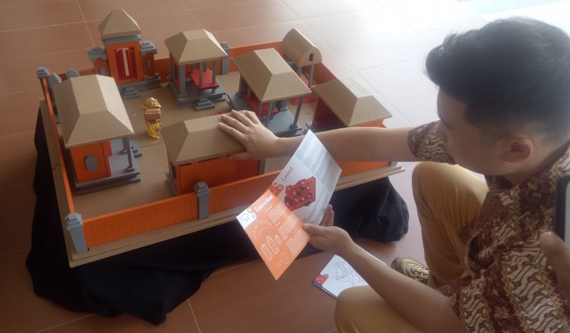 Permainan 'Bongkar Pasang' Miniatur Rumah Adat