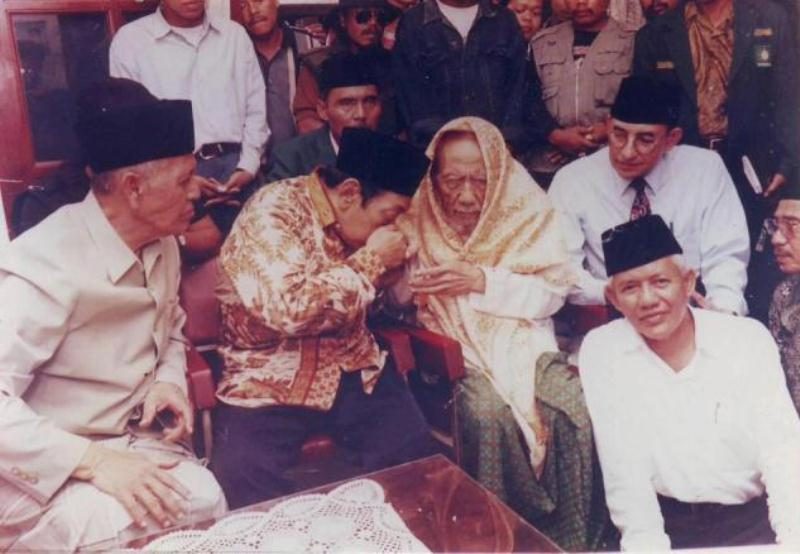 Cium Tangan pada Ulama, Ternyata Dalilnya Sangat Jelas