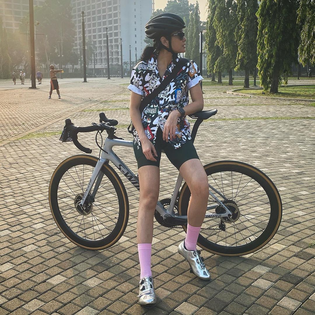 Trend Outfit Gowes: Oversize Shirt Terinspirasi dari Sigi Wimala