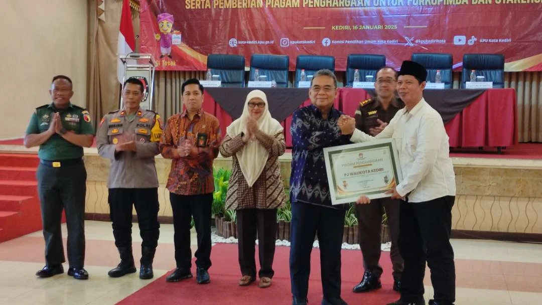 Berkontribusi Sukseskan Pilkada 2024, Pj Walikota Kediri Terima Piagam Penghargaan KPU