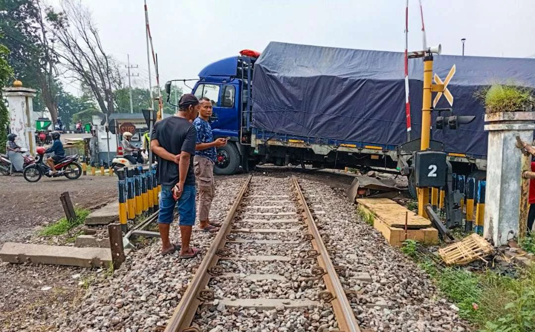 Truk Mogok di Perlintasan KA Sidoarjo, Perjalanan 4 Kereta Api Terganggu