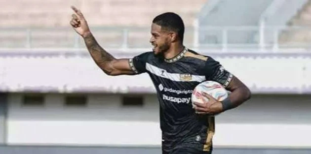 Hattrick Alex Martins Bawa Dewa United Comeback 3-2 dari PSM Makassar