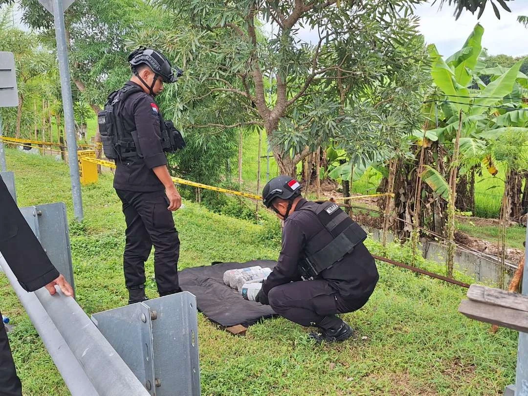 Benda Mirip Bom Diamankan Tim Gegana Polda Jatim di Exit Tol Madiun