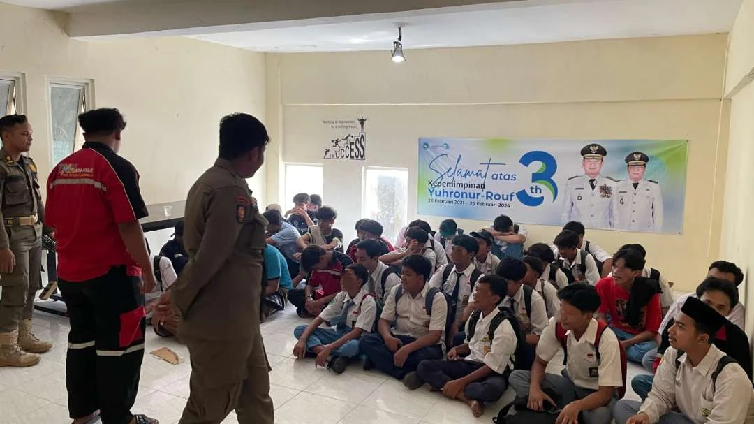 Satpol PP Lamongan Tangkap 39 Pelajar Bolos Sekolah di Warkop