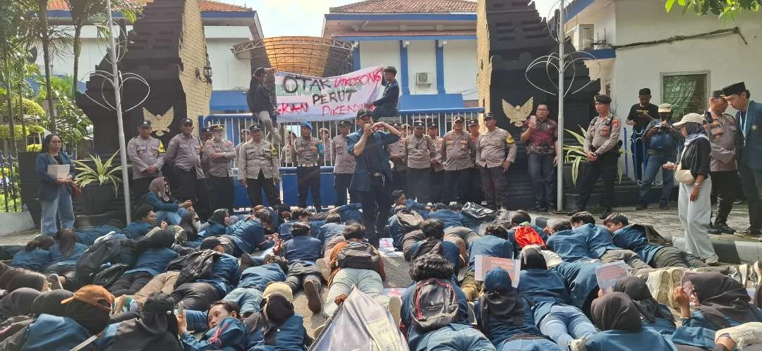 Aliansi Mahasiswa PSDKU UB Kediri Gelar Aksi Tiarap di Gedung DPRD, Ini ...