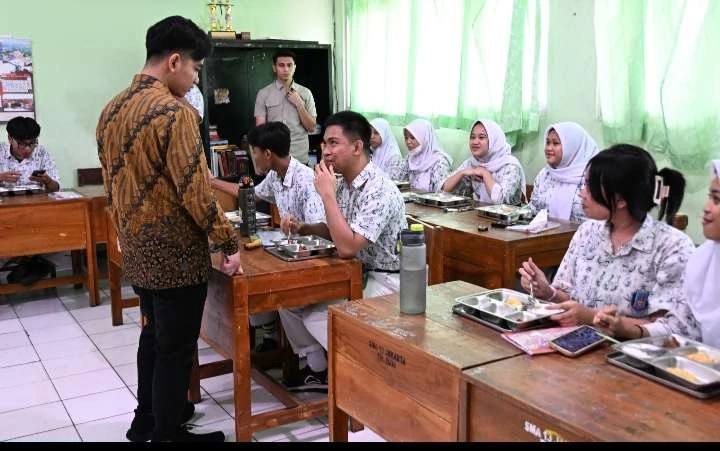 Tinjau Makan Gratis di SMA Negeri 13 Jakarta, Wapres Tampung Masukan Siswa