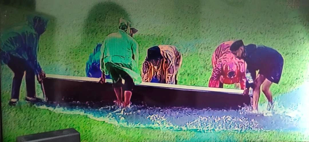 Kerja Keras Menyerok Genangan Air di Stadion Gelora Supriyadi Blitar ...