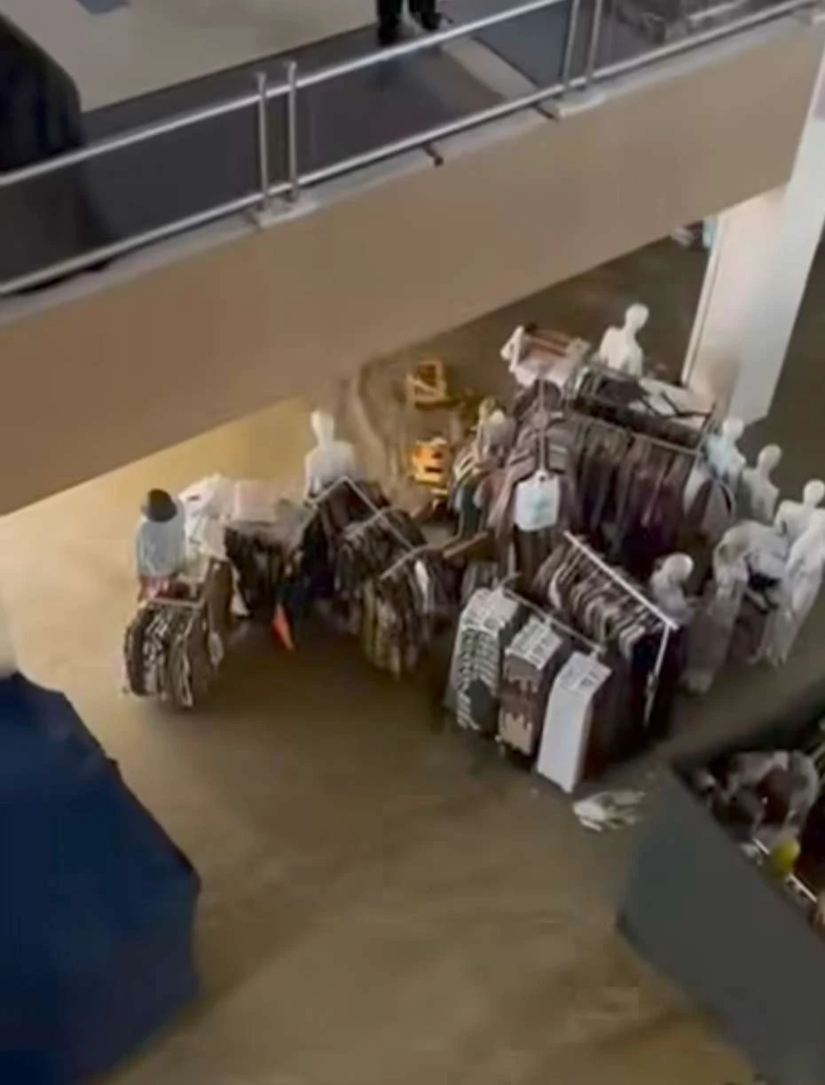 Mega Mall Bekasi Banjir, Area Parkir Menenggelamkan Mobil dan Motor