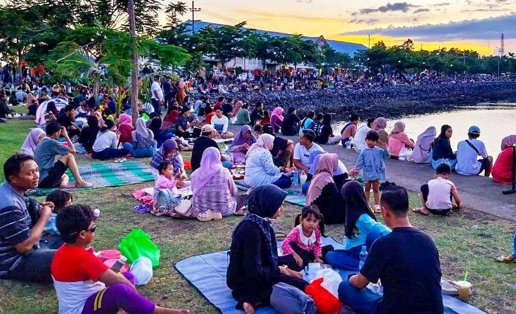 Asyiknya Ngabuburit di Pantai Boom Banyuwangi, Berburu Takjil dan Buka ...