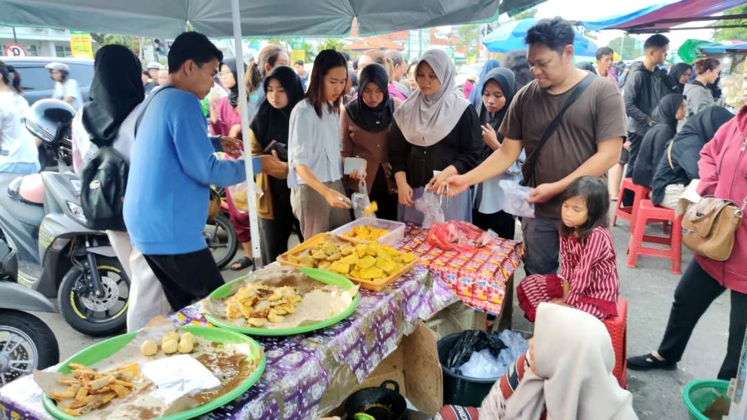 Pasar Karang Menjangan Tempat Seru Berburu Takjil di Surabaya