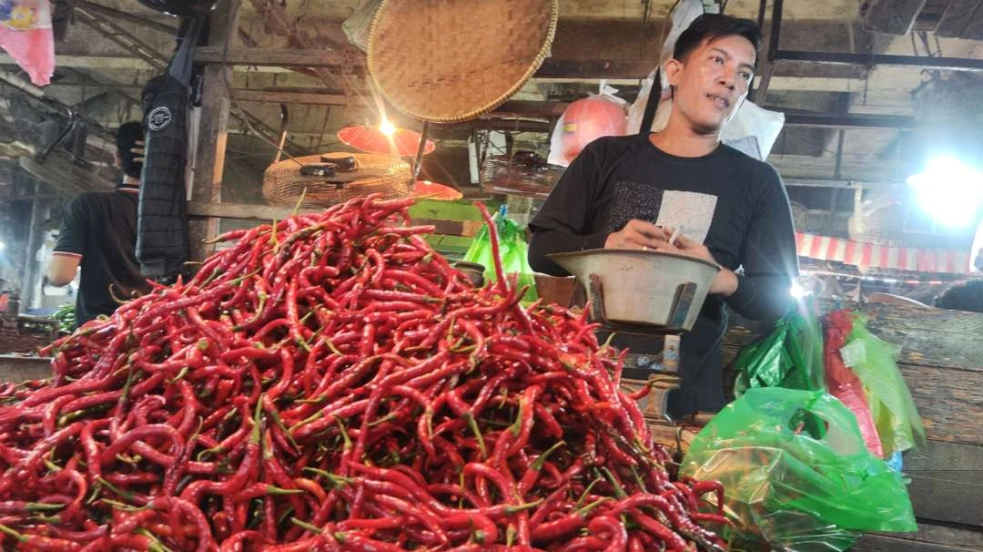 Sempat Tembus Rp120 Ribu, Harga Cabai di Pasar Keputran Turun Jadi Rp55 Ribu per Kg