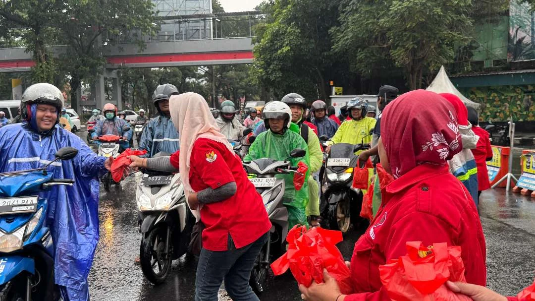 Ramadan 2025, Kader Sarinah PDIP Surabaya Bagikan Takjil dan Kampanye ...