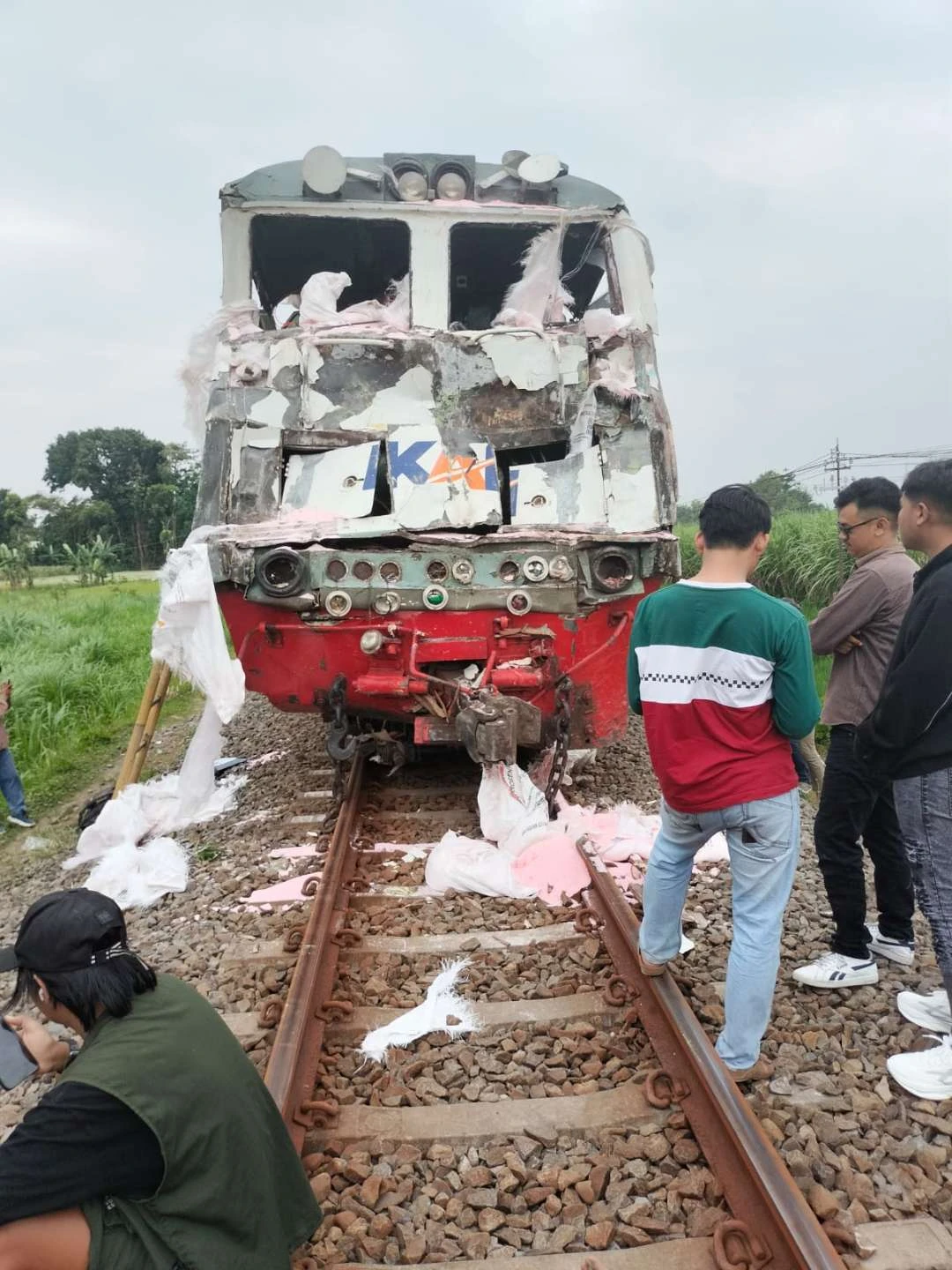 Laka Kereta Api vs Truk di Kediri, 3 Orang Luka-Luka