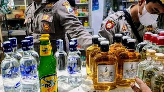Sepuluh Hari Puasa, Polisi Situbondo Amankan Puluhan Botol Miras