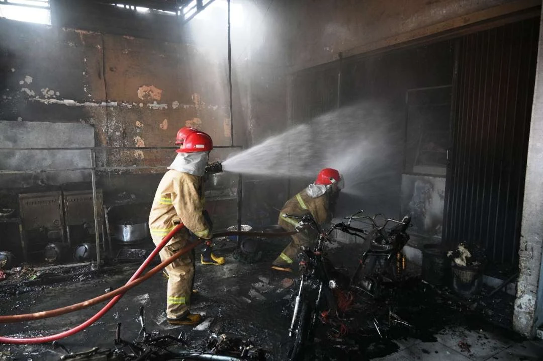Ruko Penjual Ayam Geprek di Banyuwangi Kebakaran, Tiga Karyawati Sempat ...