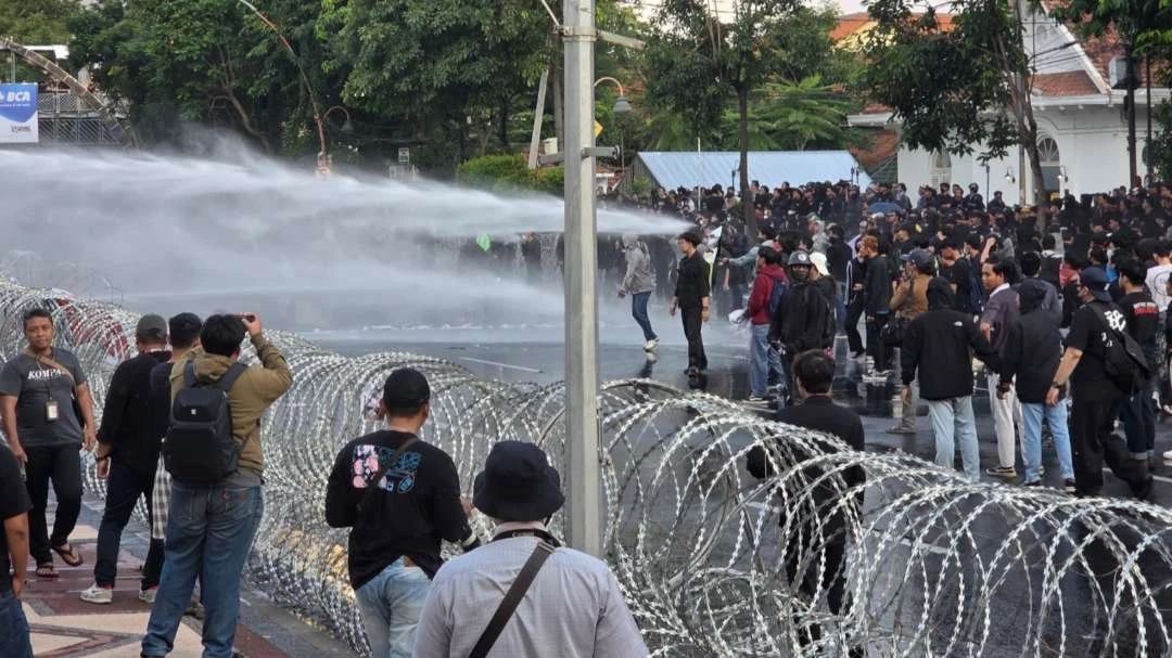 Demo Tolak UU TNI di Surabaya Berakhir Ricuh