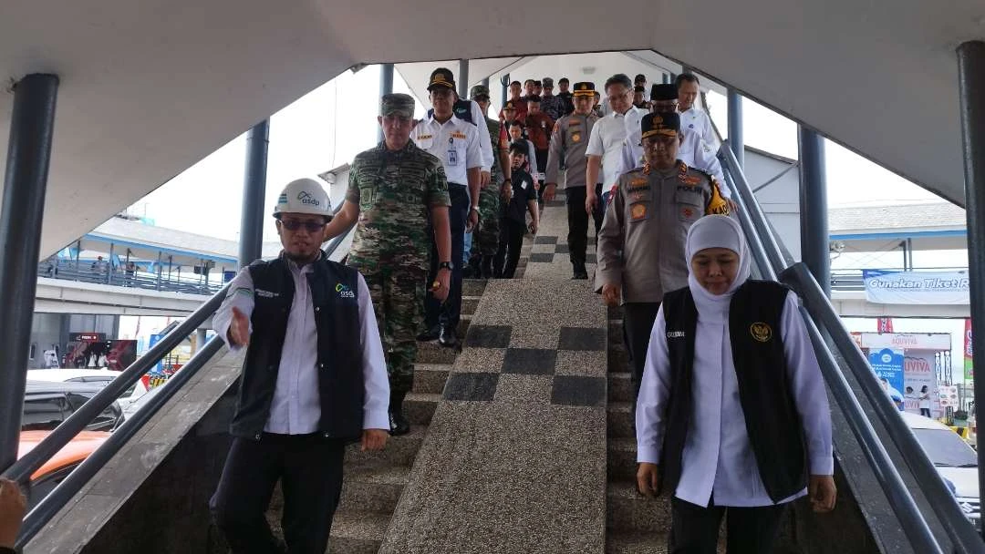 Kapolda, dan Gubernur Jatim Bersama Pangdam V Tinjau Arus Mudik di Pelabuhan Ketapang, Banyuwangi