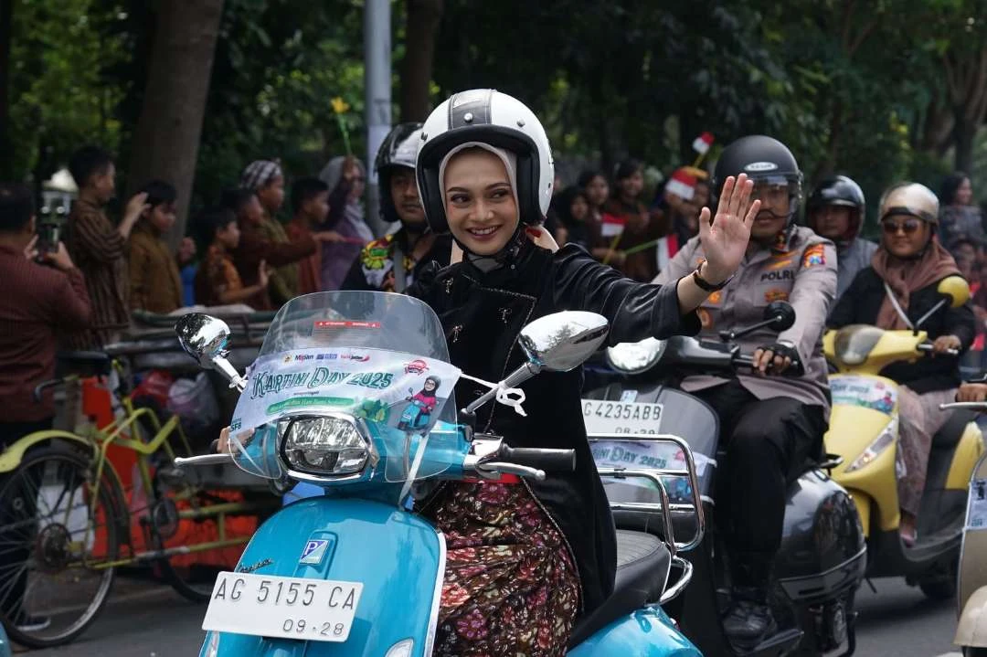 Peringati Hari Kartini, Wali Kota Kediri Vinanda Riding Vespa Bareng Komunitas Vespa Berkebaya