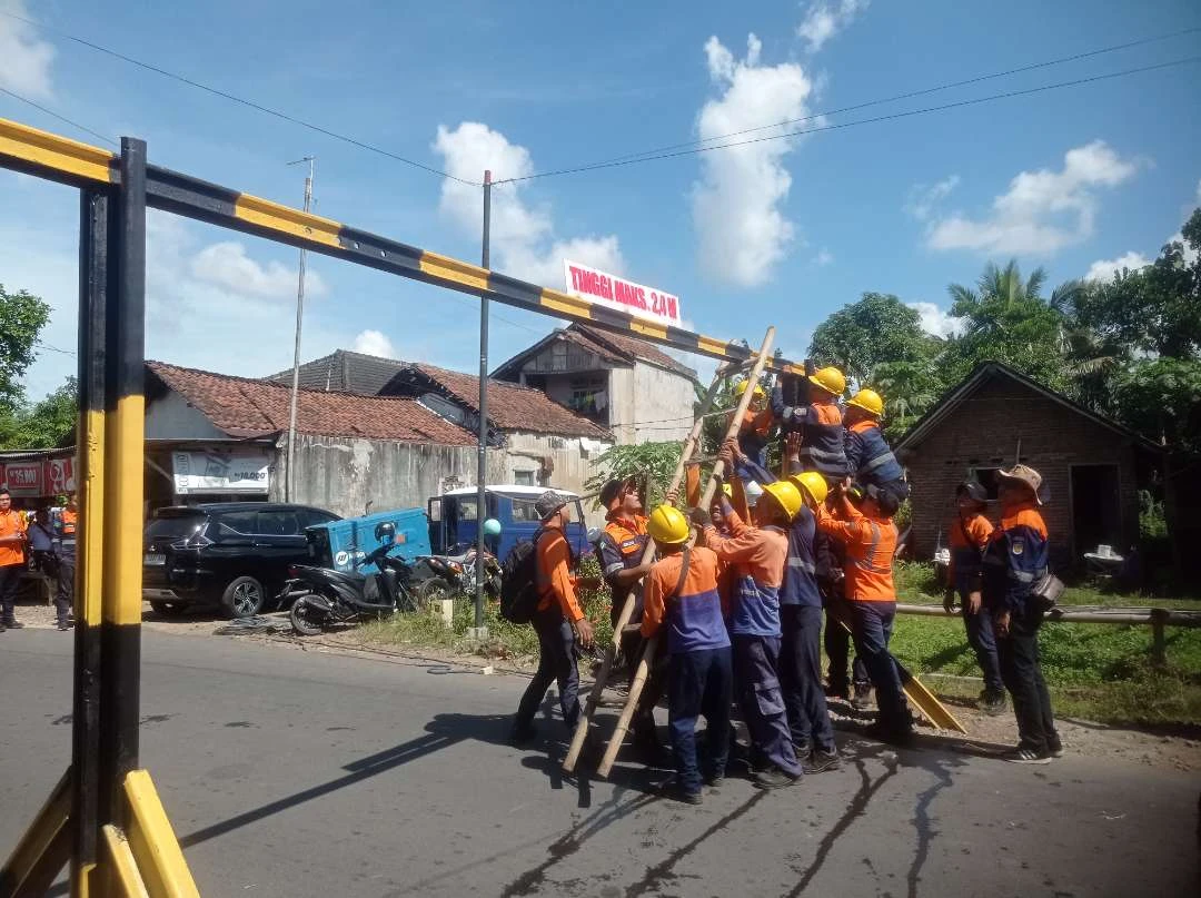 Cegah Kecelakaan, PT KAI Daop 9 Jember Pasang Portal Dimensi di Perlintasan KA JPL 162 Patrang