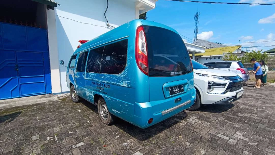 Mobil Ambulans Bawa Jenazah Terguling di Jember