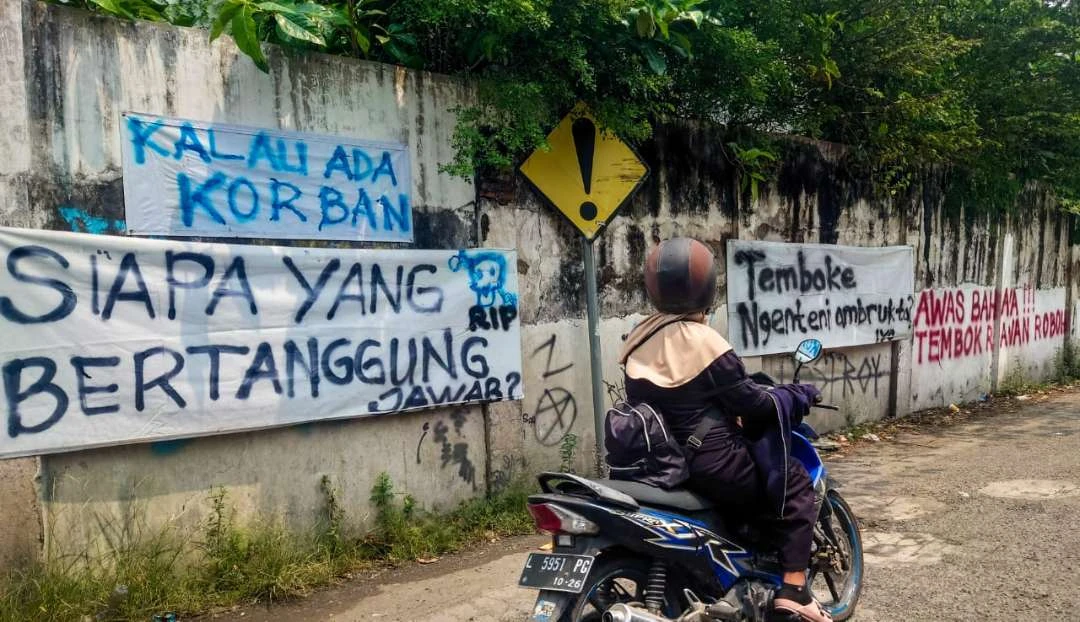 Tembok Miring Rawan Roboh, Pengguna Jalan Harap Waspada