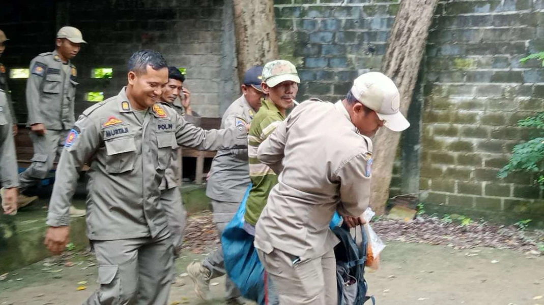 Diamankan Satpol PP Tuban, Pria ODGJ yang Ngamuk di Warung Kopi Ternyata Bawa Tiga Kucing.