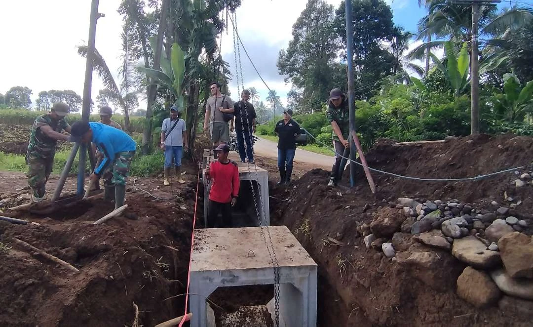 Cegah Luapan Air dan Lumpur Saat Hujan, Dibangun Drainase di Sisi Jalan ...