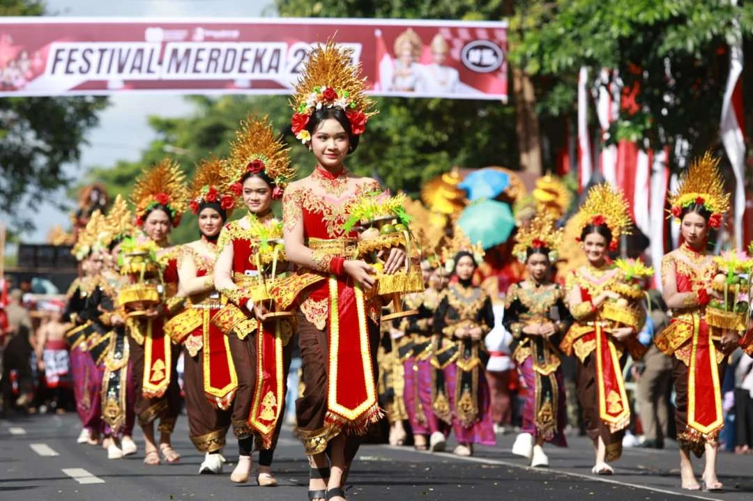 Karnaval Kebangsaan, Ribuan Pelajar Banyuwangi Tampilkan Pakaian Adat ...