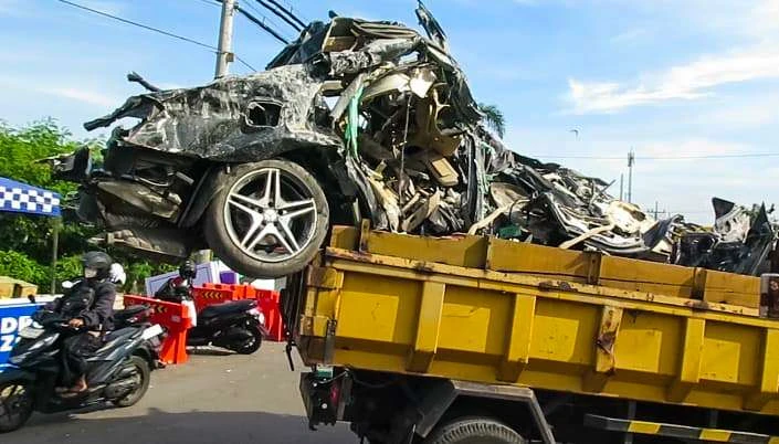 Mobil Mercy Hancur Dievakuasi dari Reruntuhan Ponpes Al Khoziny Sidoarjo