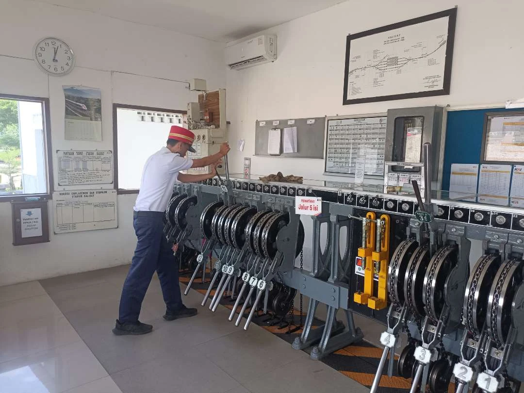 Petugas PPKA, Sosok di Balik Kelancaran dan Keamanan Perjalanan Kereta Api