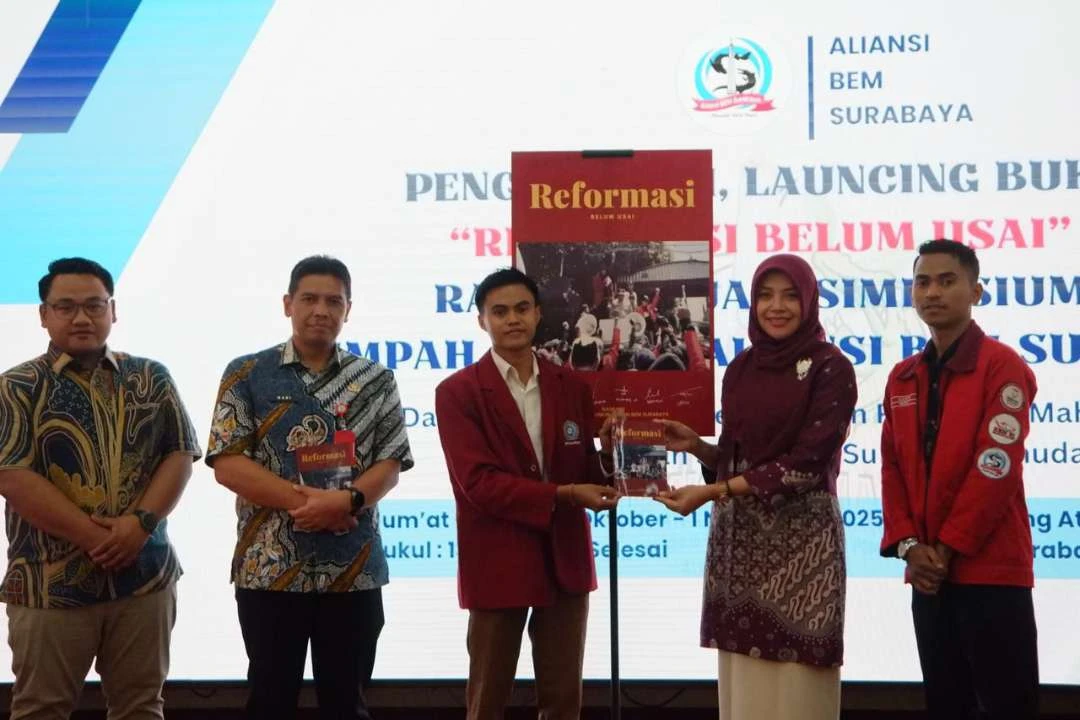 Aliansi BEM Surabaya Serukan Reformasi Belum Usai Lewat Buku dan Simposium