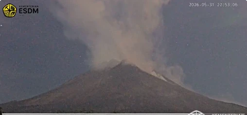 Merapi Meluncurkan Lava 1.800 Meter, Semeru Erupsi 17 Kali pada Selasa ...